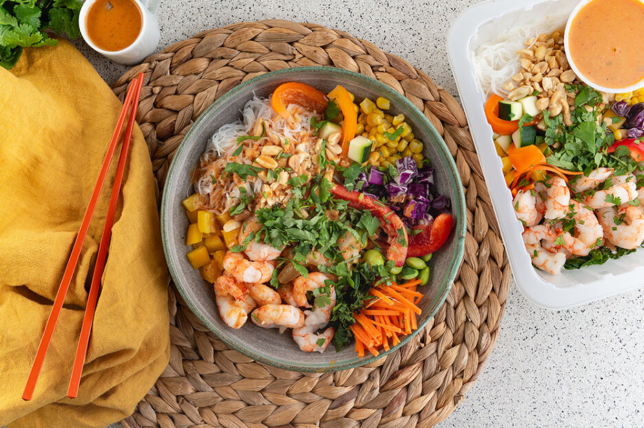 Salade de crevettes «spring roll» avec sauce épicée aux arachides ...