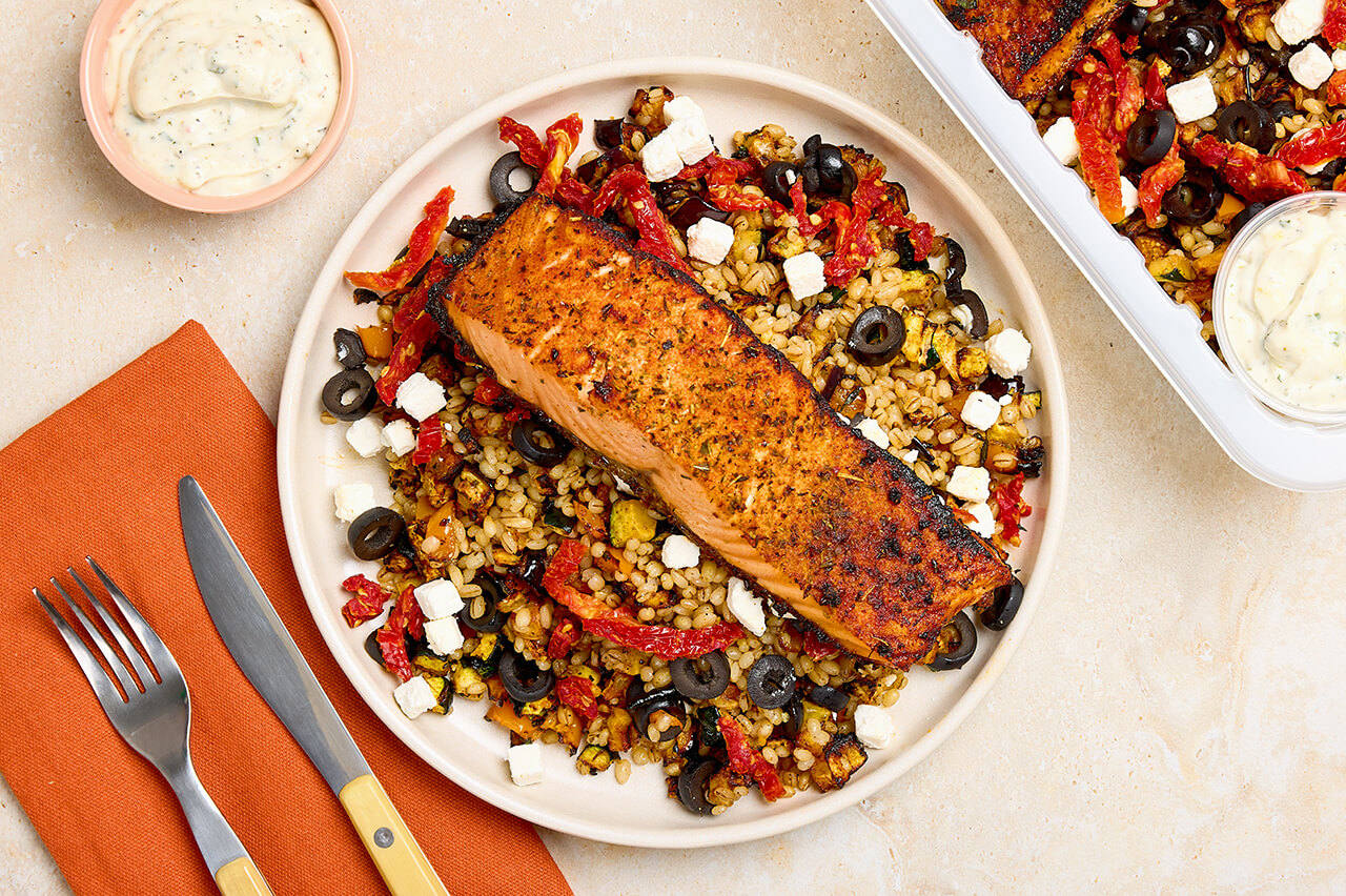 Saumon rôti à la méditerranéenne, sauce tzatziki