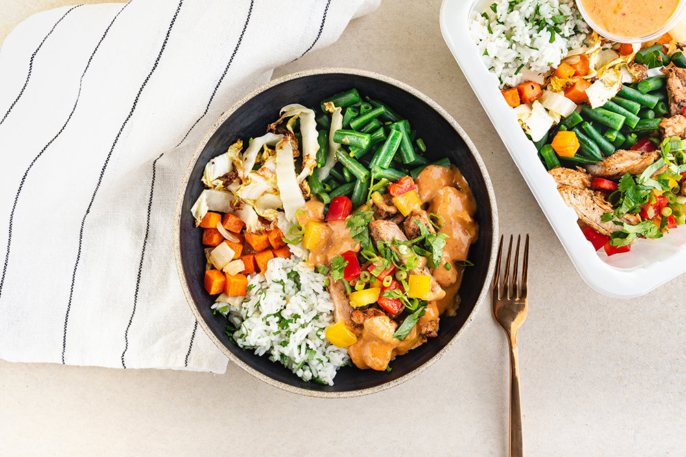 Bol de poulet grillé au cari rouge
