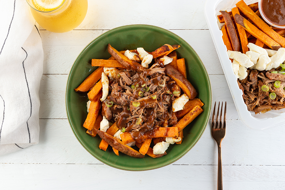Poutine au porc effiloché avec sauce BBQ foncée | WeCook